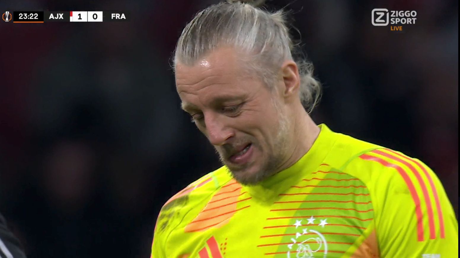 Dit is de reden waarom Remko Pasveer zó geëmotioneerd het veld verliet tijdens Ajax - Eintracht ...